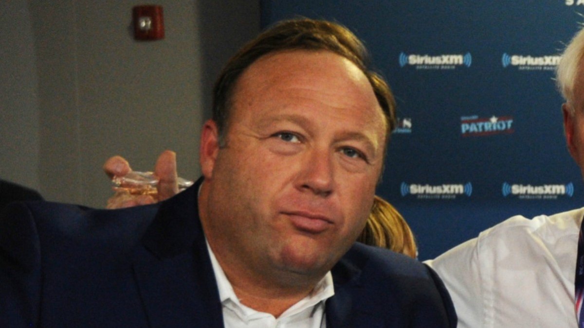 Jurado alcanza veredicto en juicio de Alex Jones – Telemundo Miami (51)