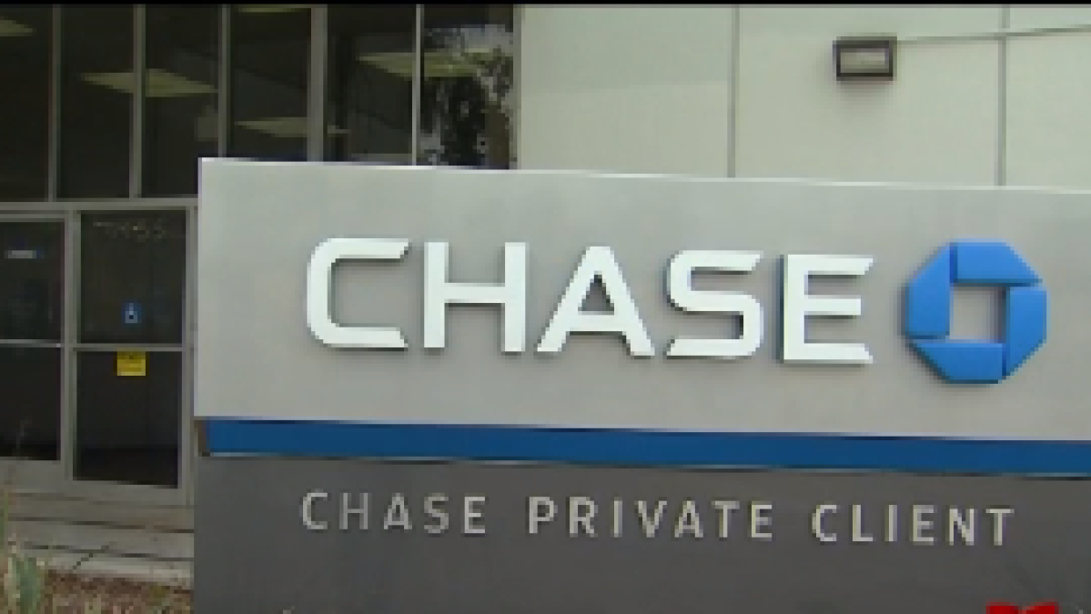 Hombre entra a un banco e intenta depositar un cheque fraudulento por ...