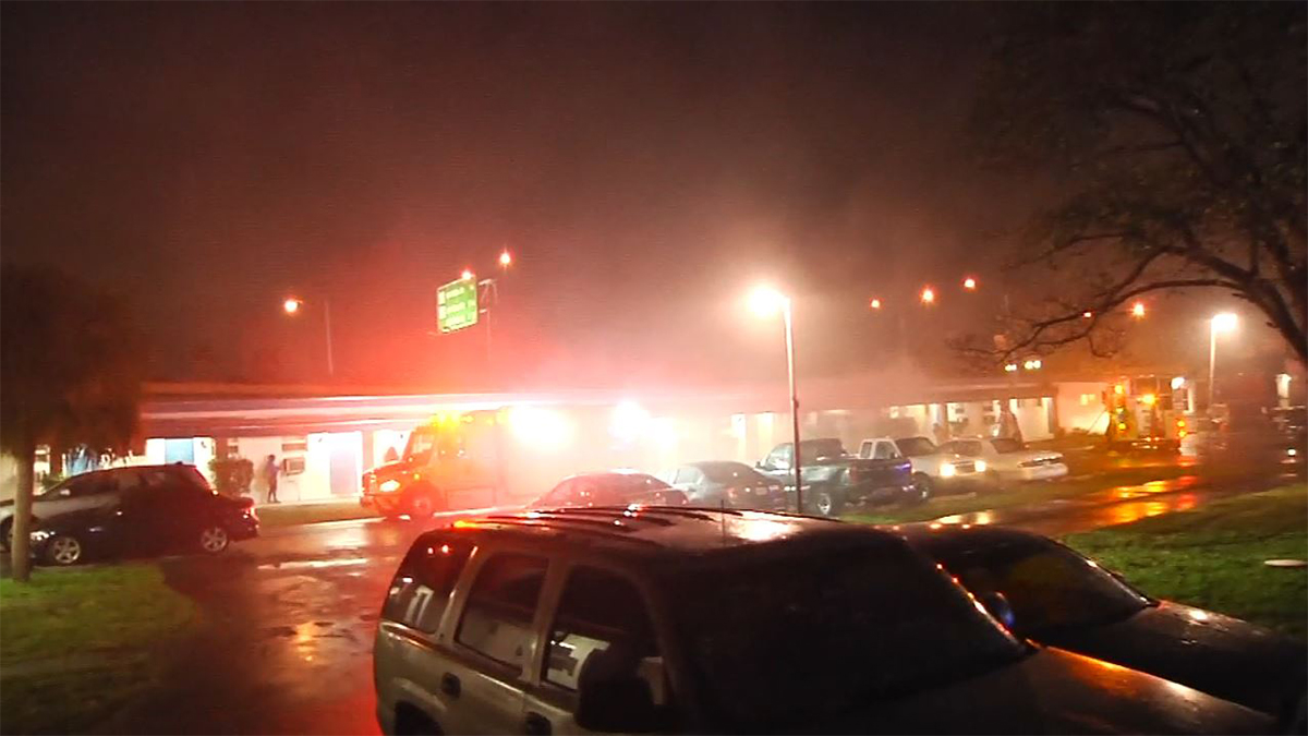 Un motel se incendia en el noroeste de Miami – Telemundo Miami (51)