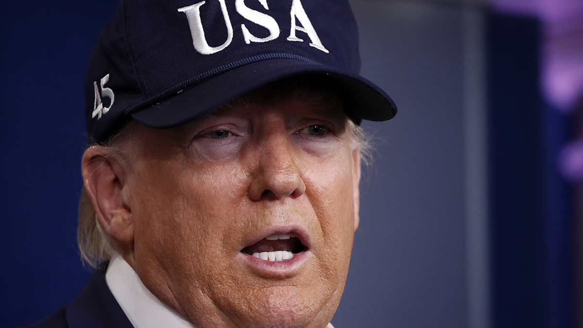 Trump promete cheques de $2,000 con ingresos de los aranceles ...