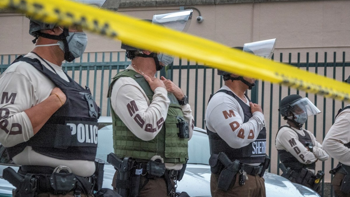 Policía de Miami-Dade no aplicará más maniobra en el cuello durante ...