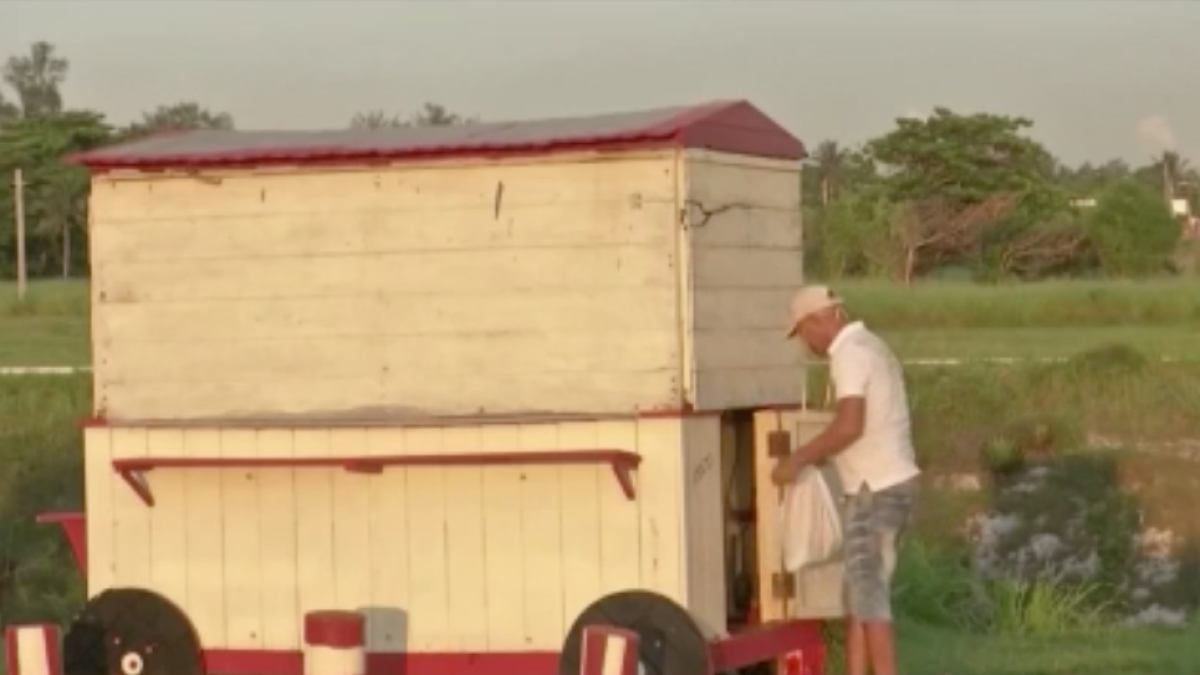 Cubano se muda a su kiosco de venta mientras dura la pandemia ...
