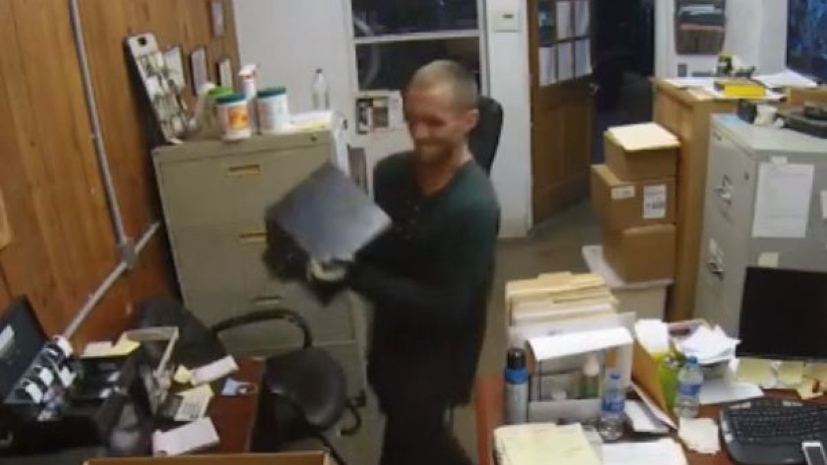 Robo de caja fuerte captado en cámara – Telemundo Miami (51)