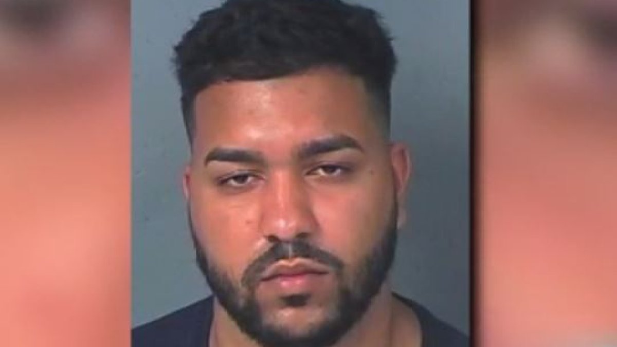 Arrestado por vandalizar auto de policía en Miami – Telemundo Miami (51)