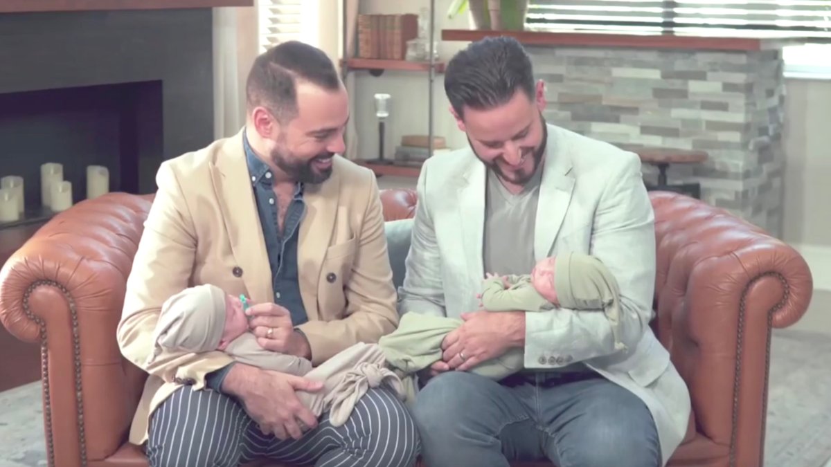 Pareja gay recibe a gemelos mediante un embarazo subrogado – Telemundo ...