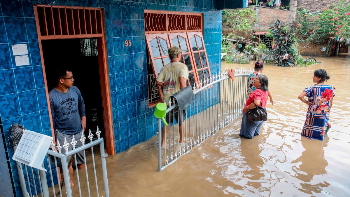 Inundaciones en Indonesia deja cinco muertos – Telemundo Miami (51)