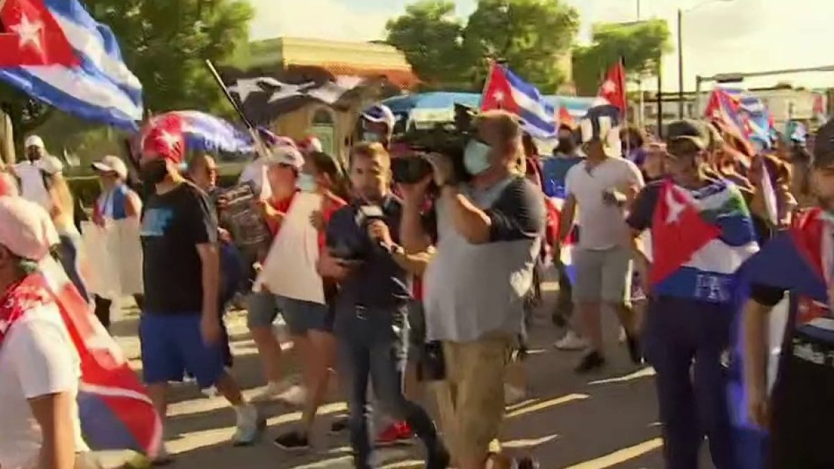 Cubanos en Hialeah se manifiestan pidiendo la intervención de EEUU ...