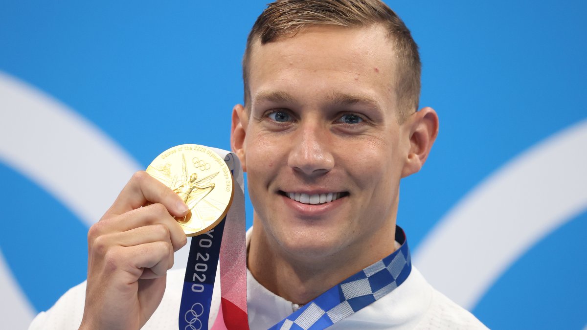 La Estrella De Natación Caeleb Dressel Se Cuelga Su Cuarto Oro Y Bate