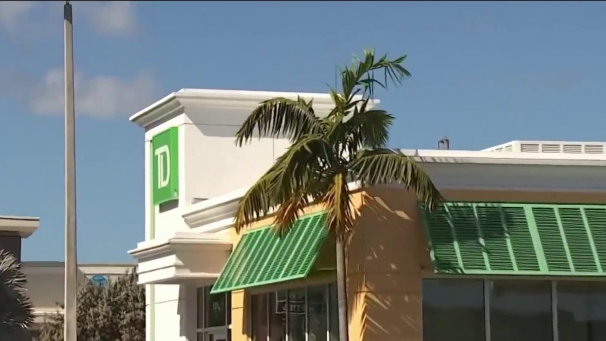 En corte acusados de asaltar y robar a cliente de TD Bank – Telemundo ...