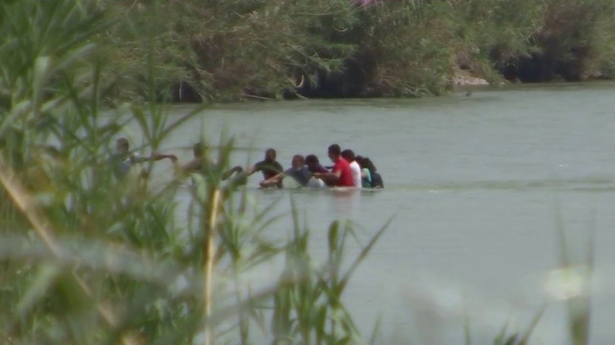 Migrantes exponen su vida al cruzar el río Bravo – Telemundo Miami (51)