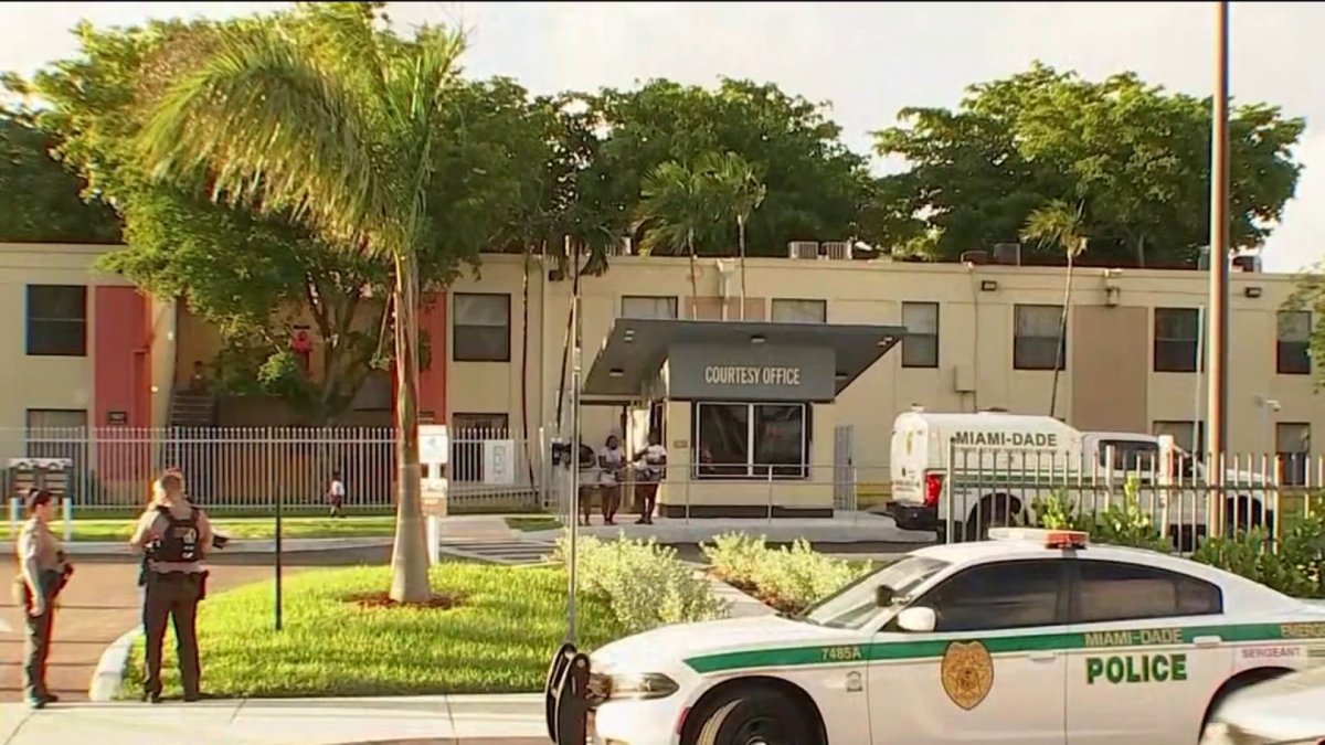 Cuatro Adolescentes Son Baleados A La Entrada De Un Condominio De Miami