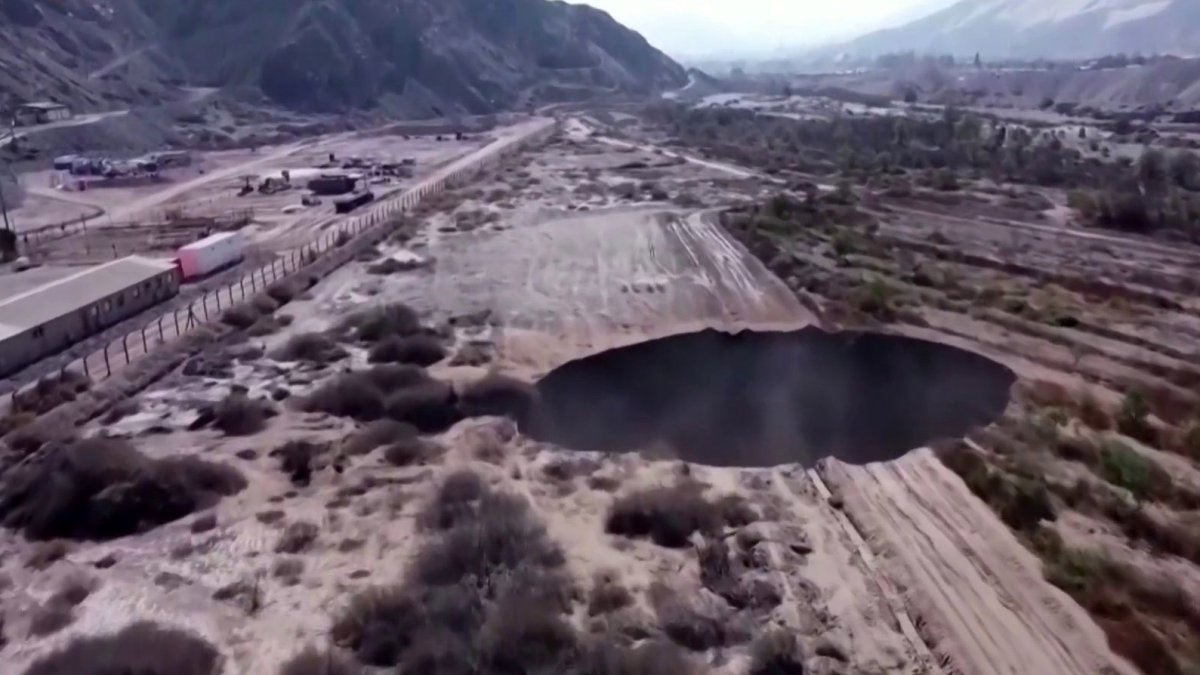 Chile: aparece enorme socavón en la región de Atacama – Telemundo Miami ... Chile: aparece enorme socavón en la región de Atacama – Telemundo Miami ...