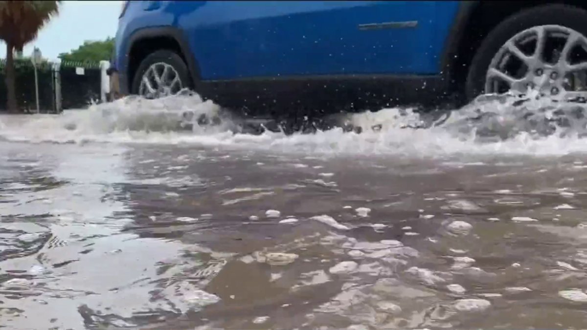 Anciano queda bajo el agua tras el paso del huracán Ian en Pinar del ...