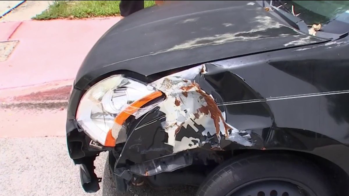 Lo choca auto de oficina postal y se queda sin transporte – Telemundo ...