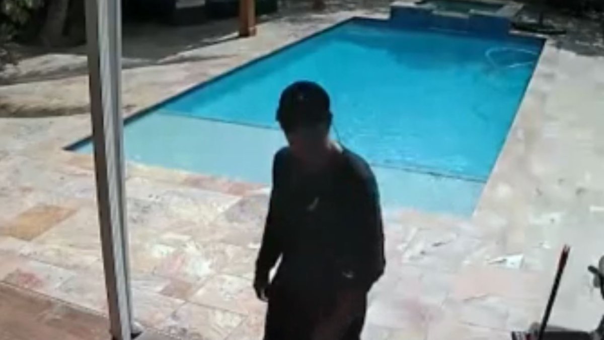 Buscan A Sospechoso De Robar Miles De Dólares En Casa De Miami Dade 2551