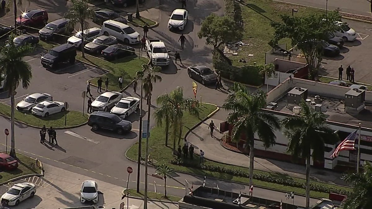 Un Oficial De La Policía De Miami Dade Se Encuentra Hospitalizado Tras