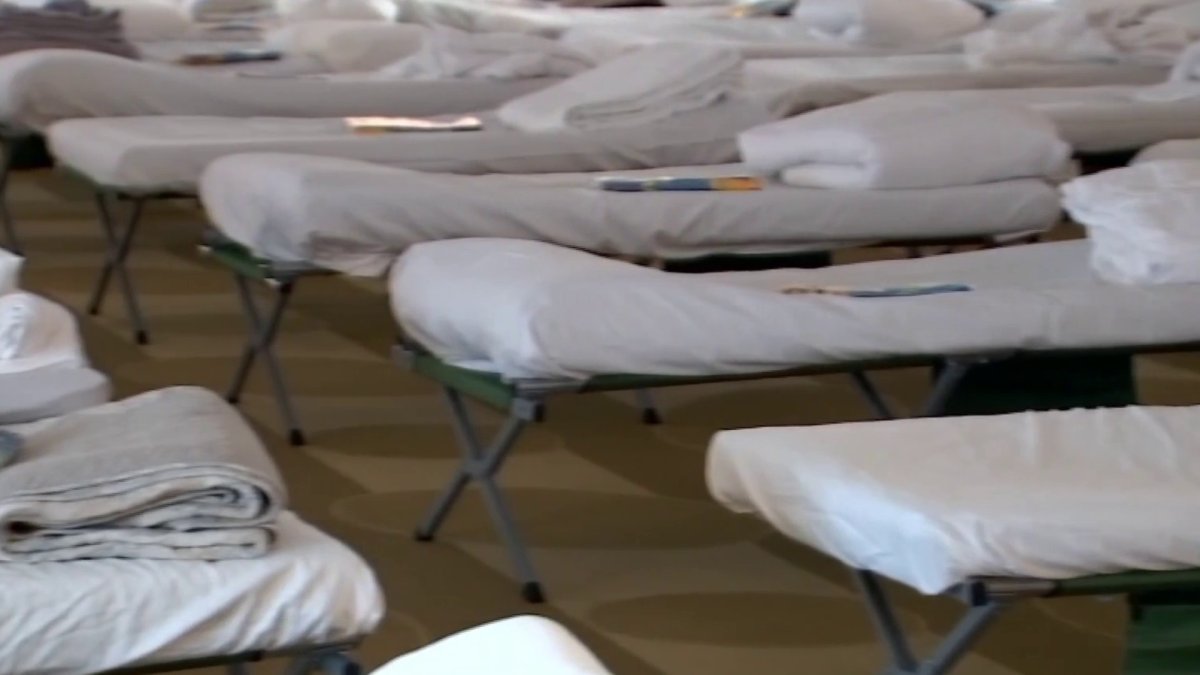 Abren refugios por el frío para personas necesitadas – Telemundo Miami (51)