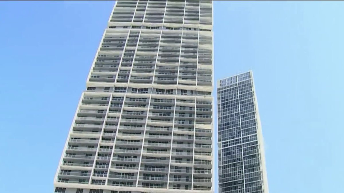 Preocupación tras salto en paracaídas desde edificios de Brickell ...