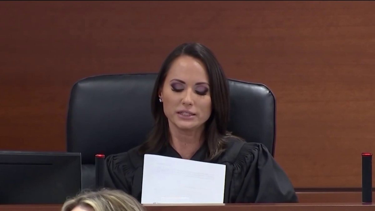 Renuncia la jueza Elizabeth Scherer quien llevó el caso del tiroteo de ...
