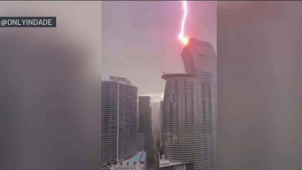 Video capta el momento en que un rayo impacta rascacielos de Miami ...