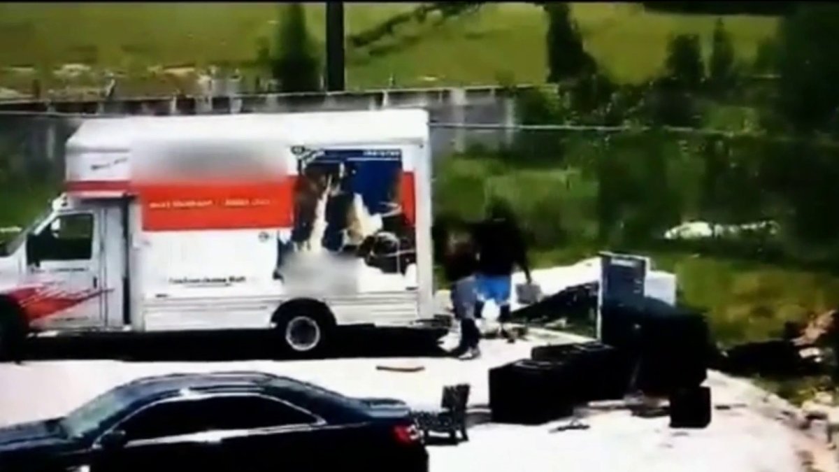 Gemelos Son Arrestados Por Lanzar Desechos Y Escombros En Un Sitio