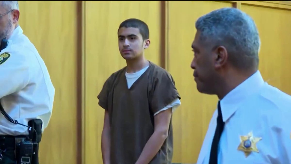Adolescente de 13 años acusado de matar a su madre en Hialeah acude a ...