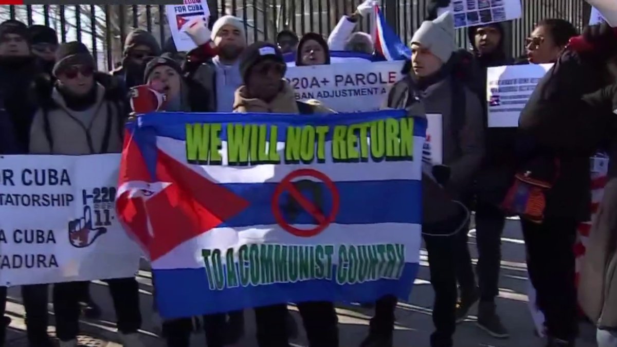 Cubanos con documento I-220A protestan en Washington DC – Telemundo ...