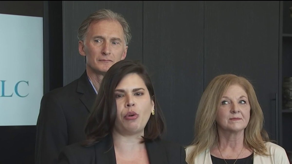 Padres de modelo de “Only Fans” hablan a la prensa después de ser ...