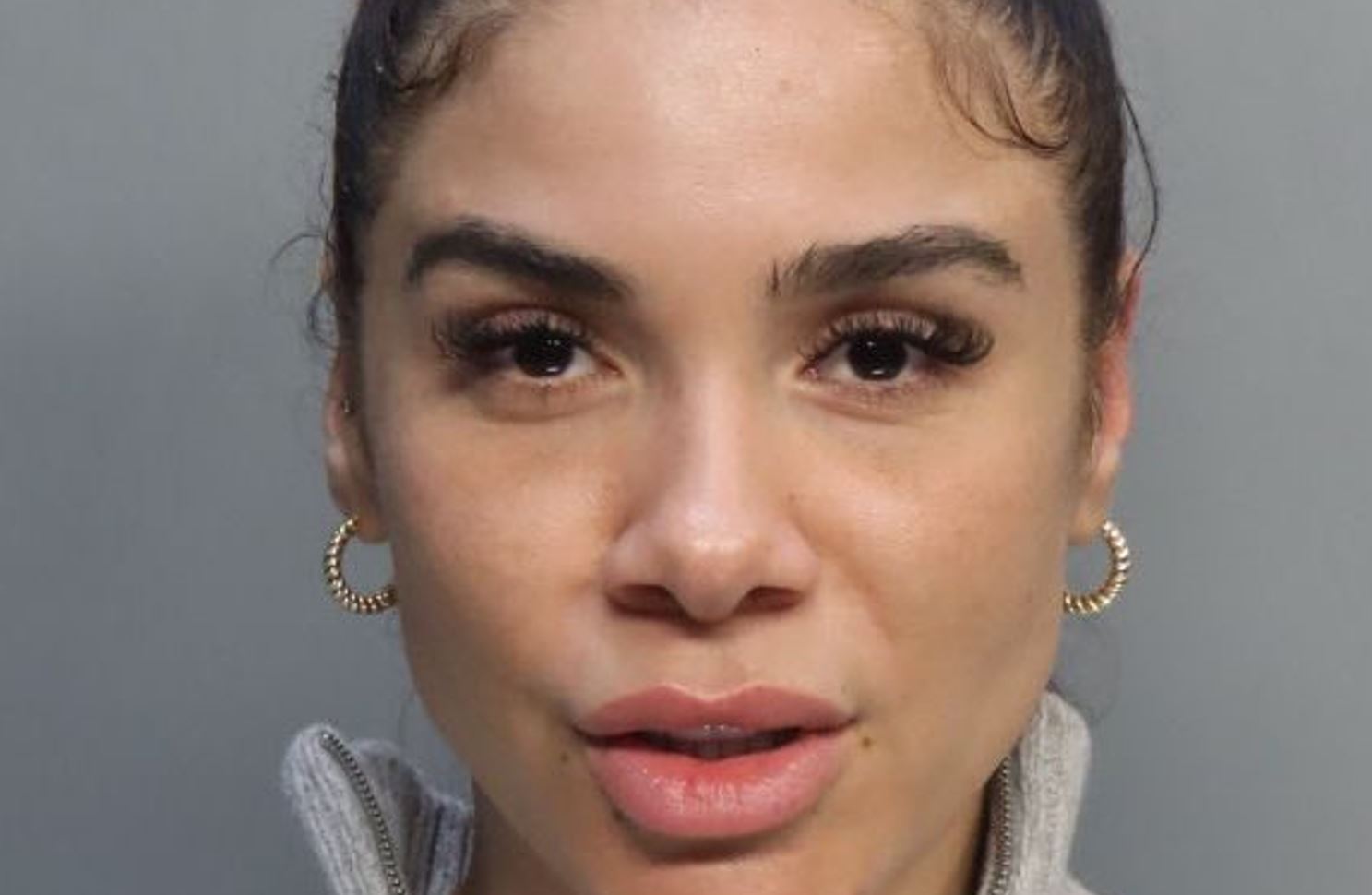 Mujer arrestada por manejar auto con matrícula vehicular fraudulenta ...