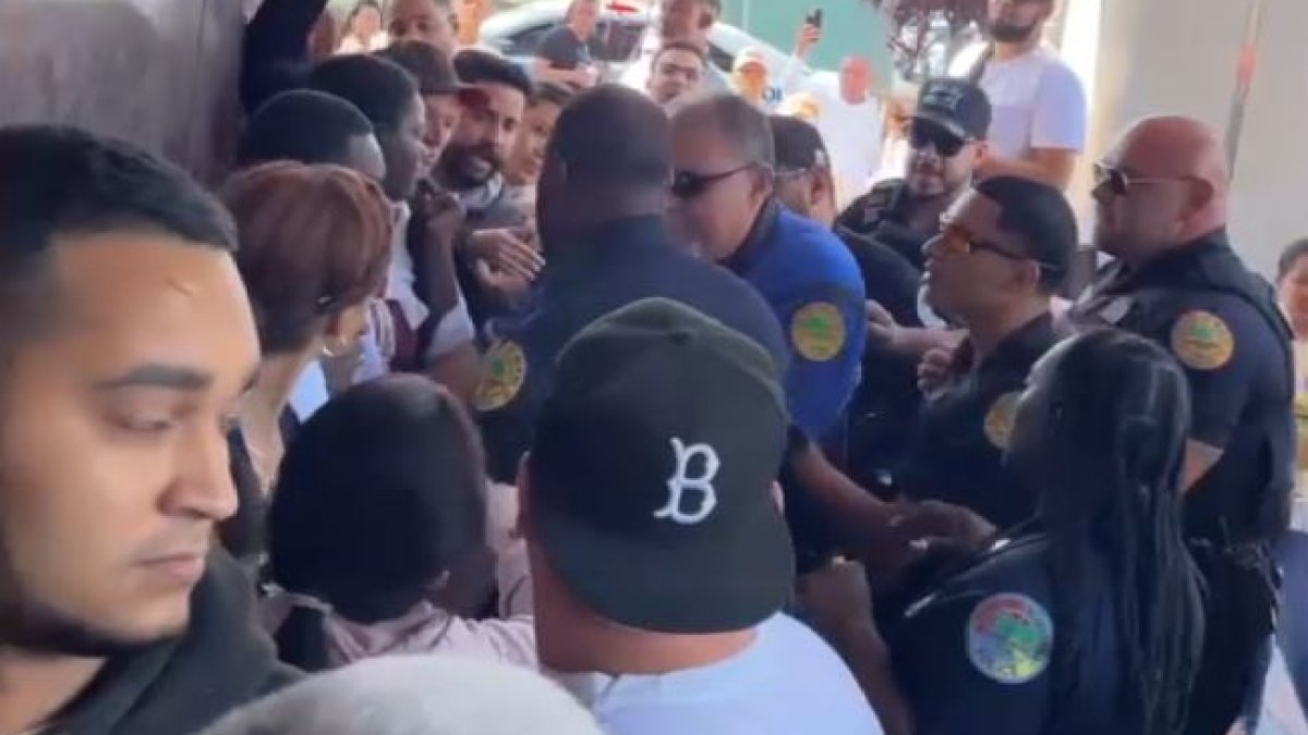 Escenas de caos en las oficinas del IRS en Miami y Plantation ...