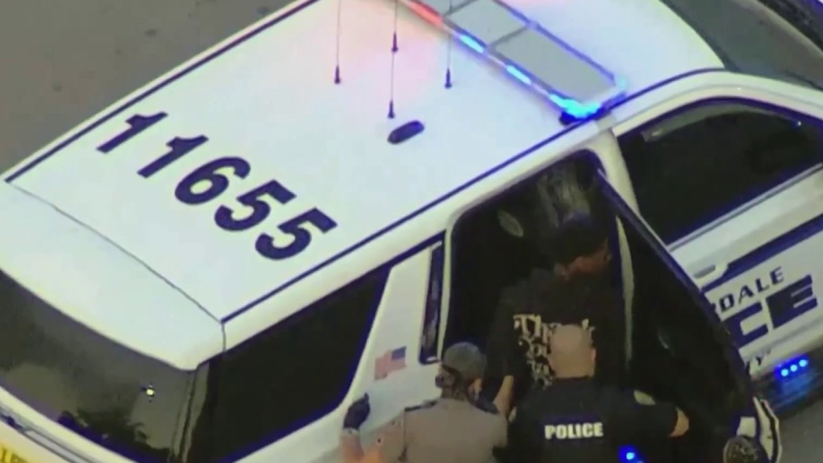 Persecución policial termina con el arresto de dos sospechosos y un ...
