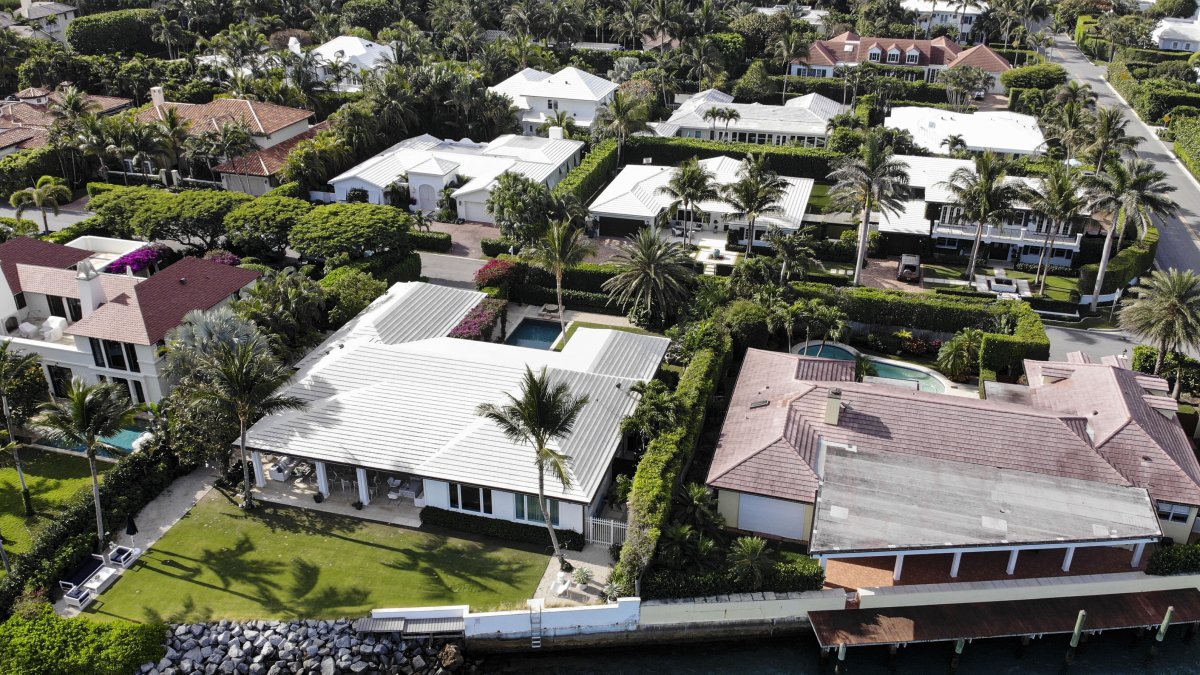 Florida: pagan hasta $150,00 al año por limpiar casas en Palm Beach ...