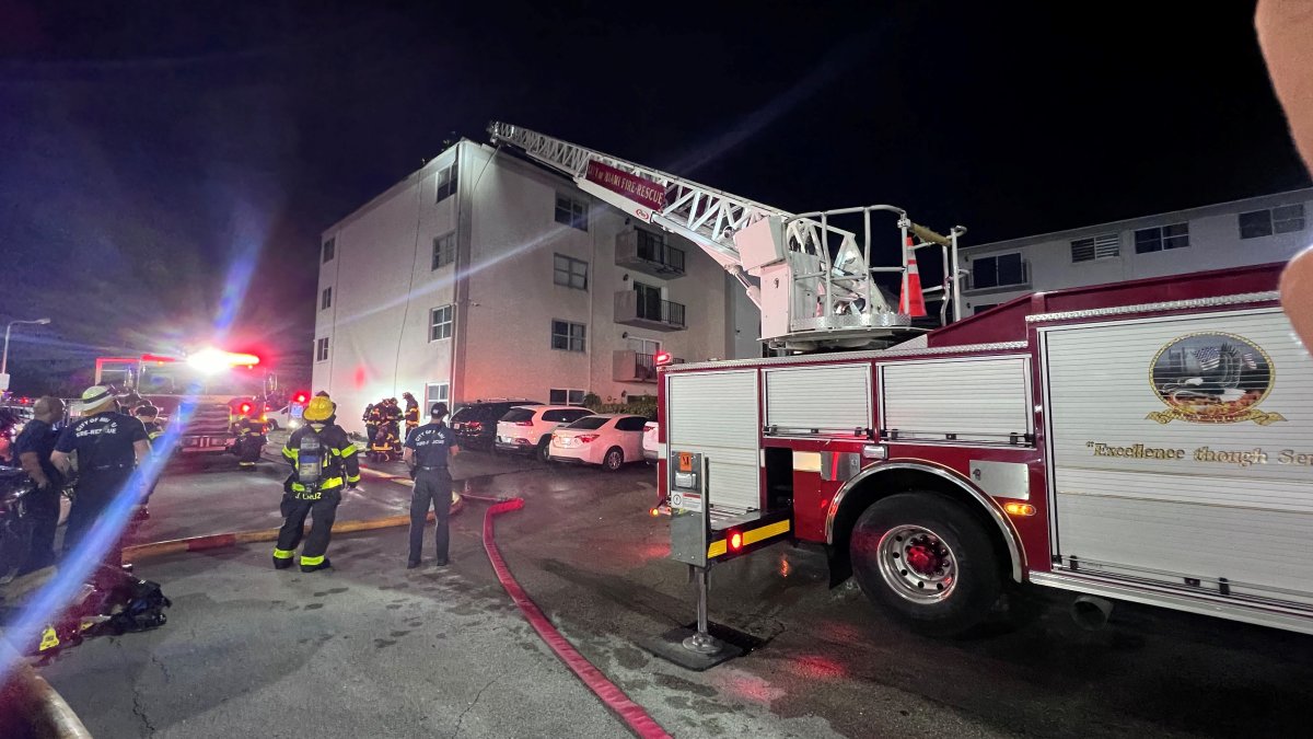 Bomberos de Miami combaten incendio en edificio de apartamentos ...