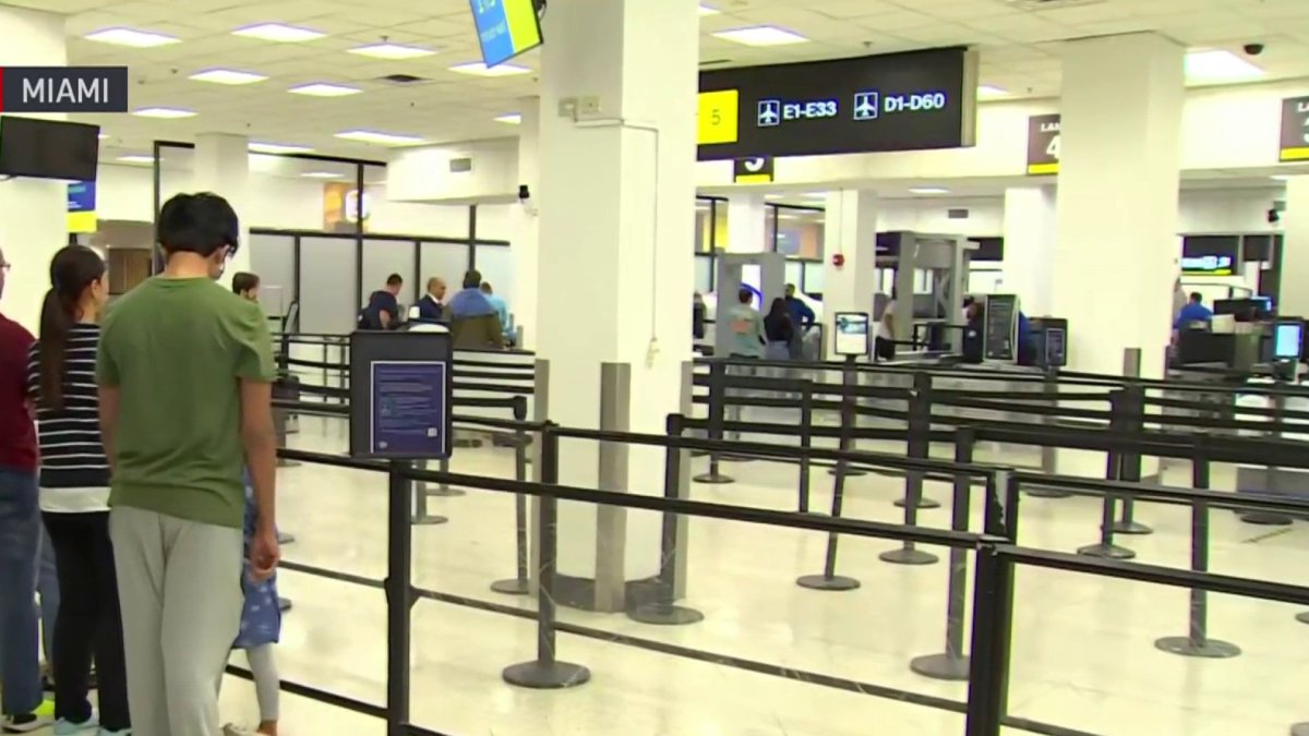 Pasajeros deciden viajar en día de Acción de Gracias – Telemundo Miami (51)