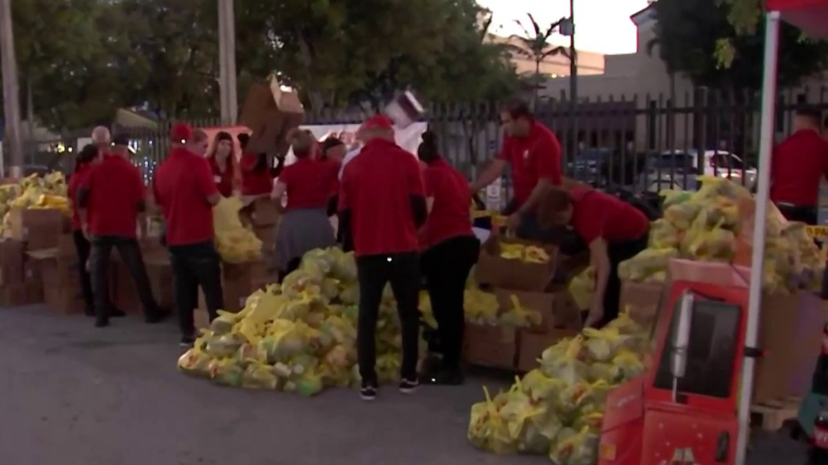 Camacol entrega tradicionales “jabas” navideñas – Telemundo Miami (51)