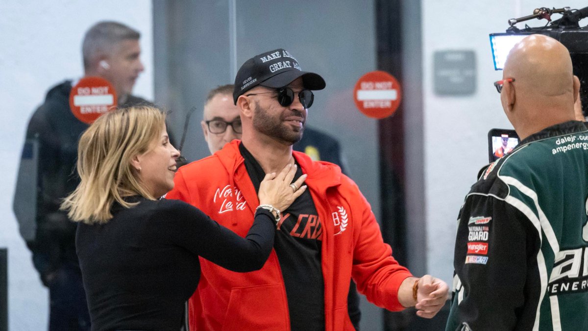 Enrique Tarrio, líder de los Proud Boys, regresa a Miami – Telemundo ... Enrique Tarrio, líder de los Proud Boys, regresa a Miami – Telemundo ...