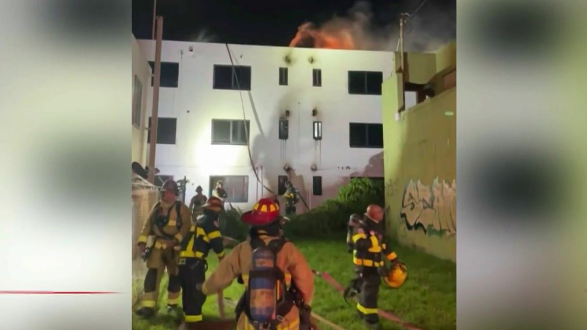 Dos bomberos heridos tras asistir incendio en edificio – Telemundo ...