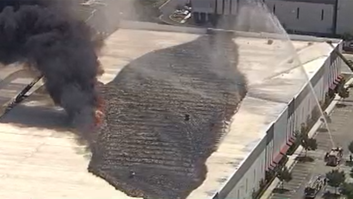 Combaten incendio en techo de un sitio de almacenes en Hialeah ...