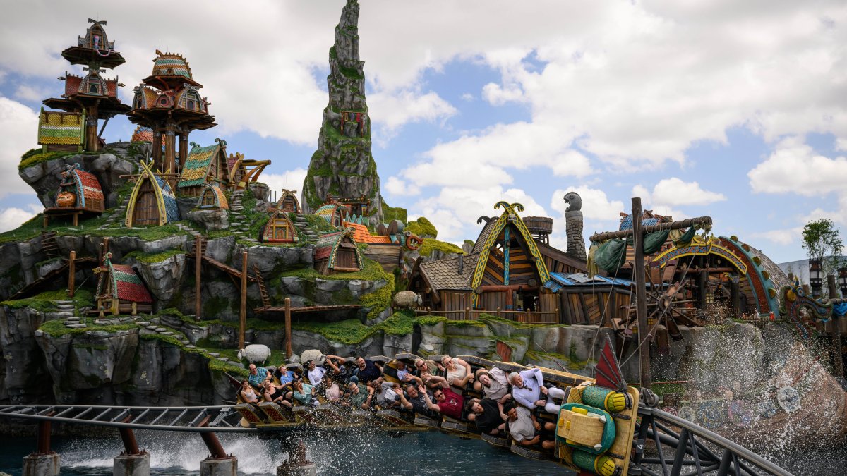 Conoce las montañas rusas de Epic Universe – Telemundo Miami (51)