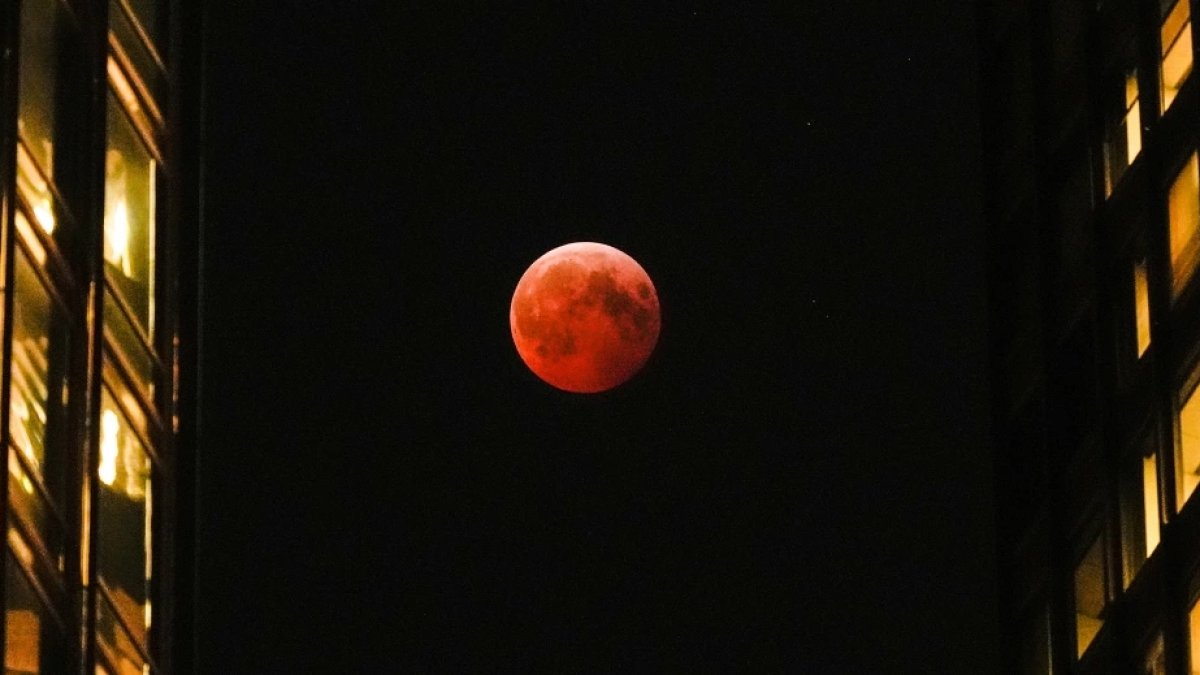 Un eclipse lunar total teñirá la Luna de rojo sangre el martes ...