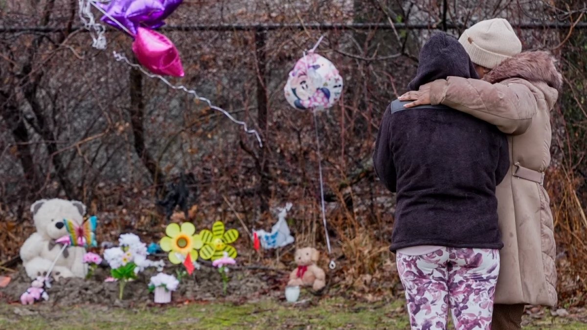 Hallan a dos hermanitas enterradas en maletas en Cleveland – Telemundo ...