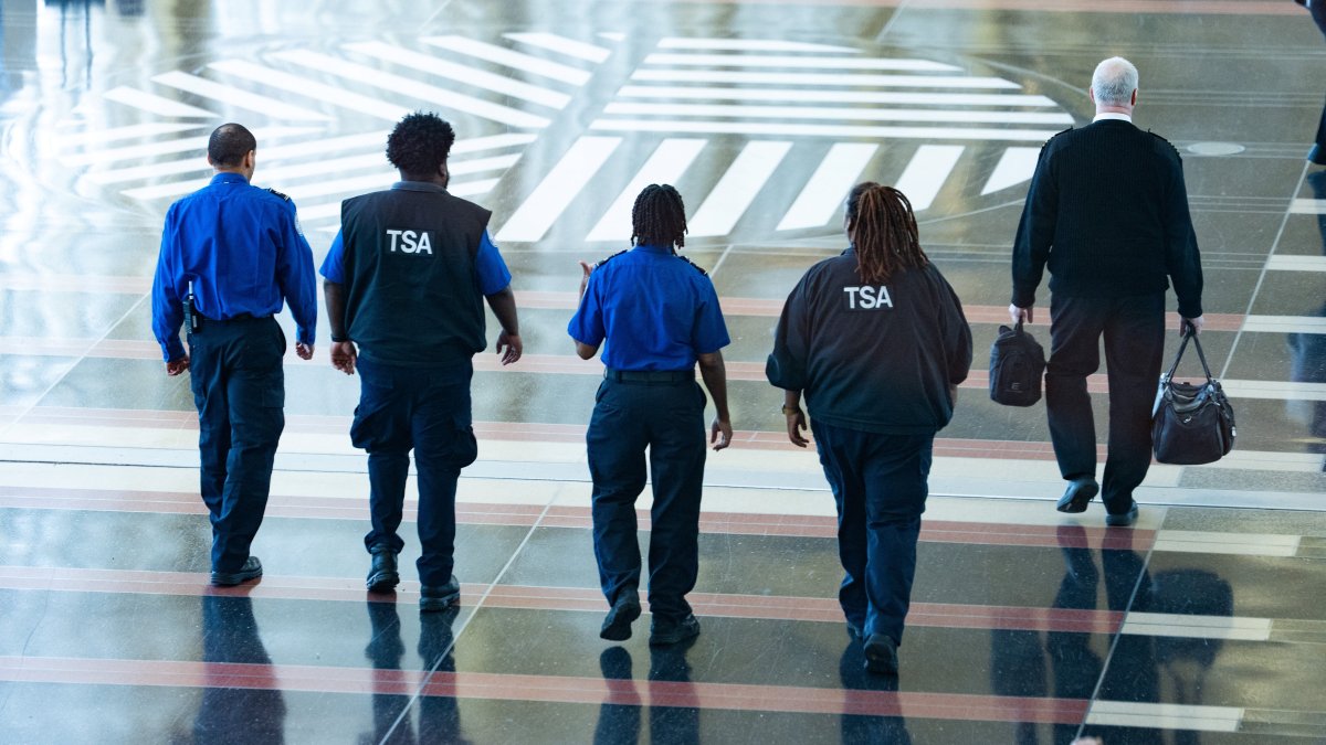 Cientos de empleados de la TSA renuncian por el cierre de DHS ...