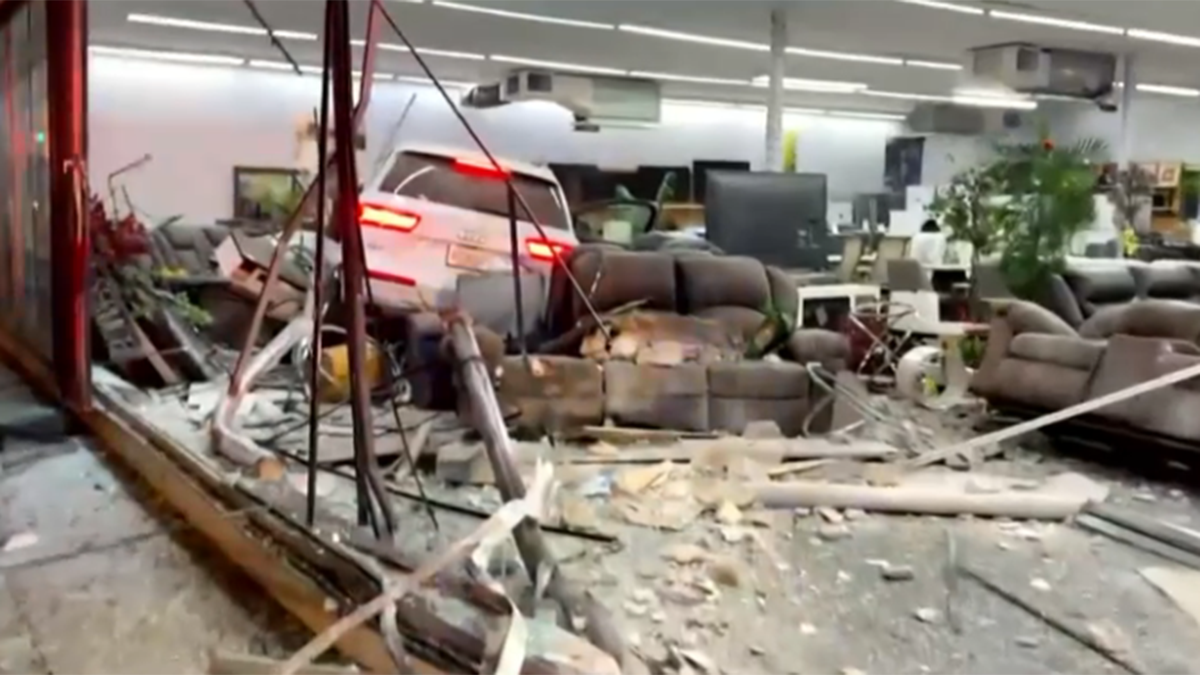 Un menor herido luego que una SUV se estrelló contra una tienda de ...