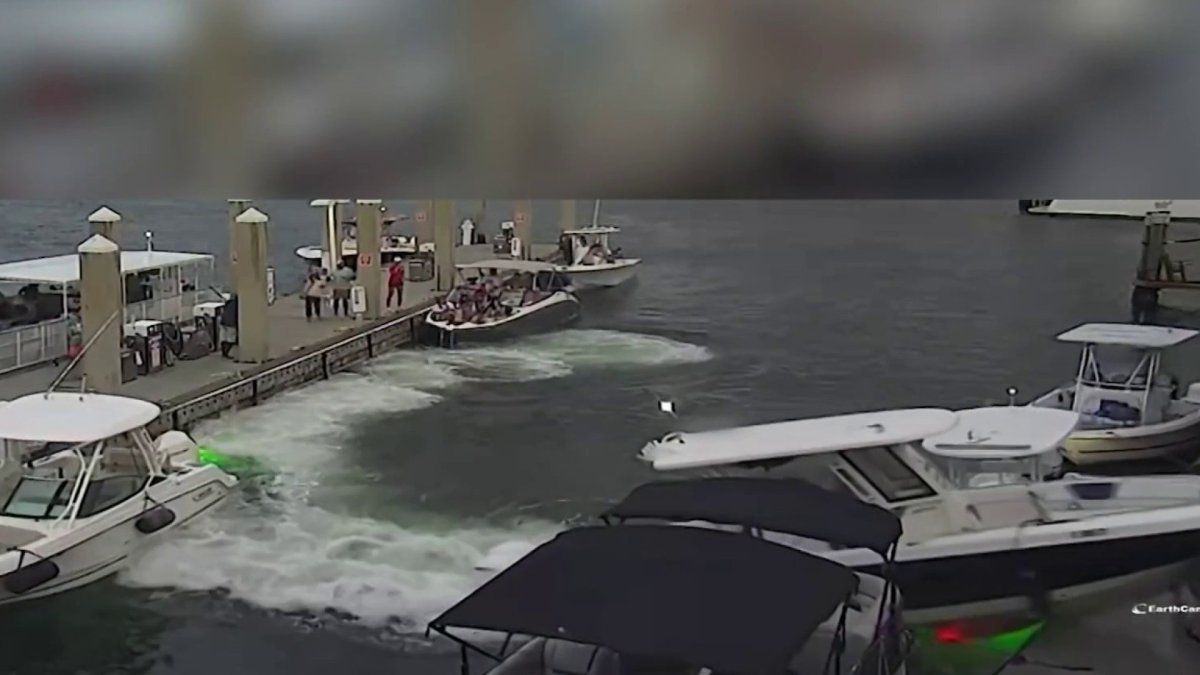 EN VIDEO: Un bote choca y sube a un muelle frente a restaurante en Fort ...