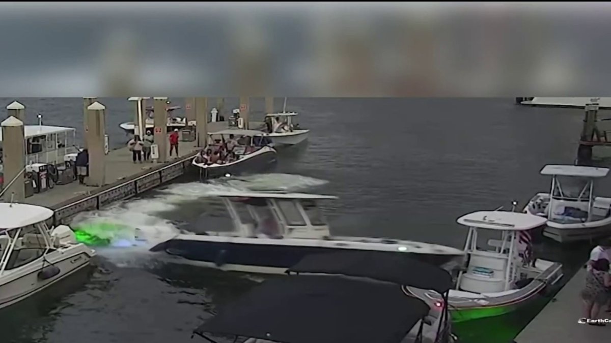 Un bote choca y sube a un muelle frente a un restaurante – Telemundo ...
