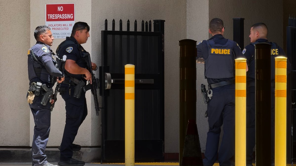 Hombre se atrinchera con rehenes en banco Chase en California ...